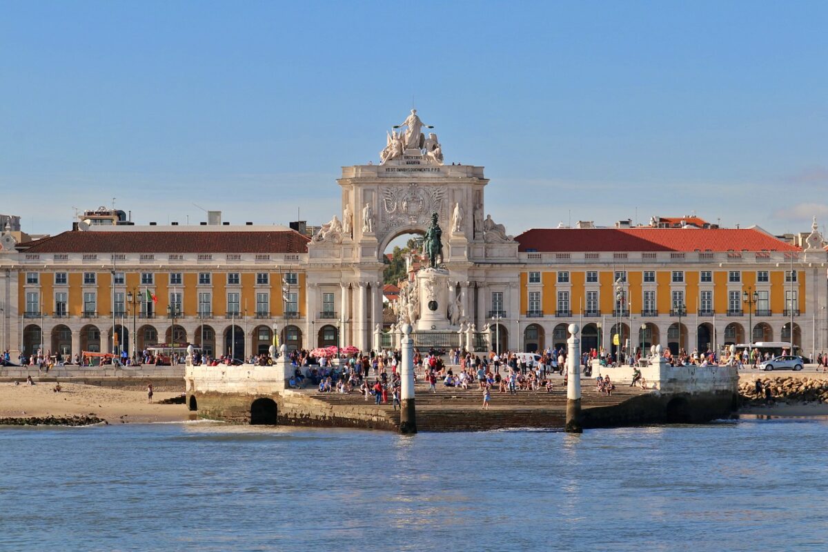 Commerce Square (Praca do Comercio) in Lisbon – interesting facts ...